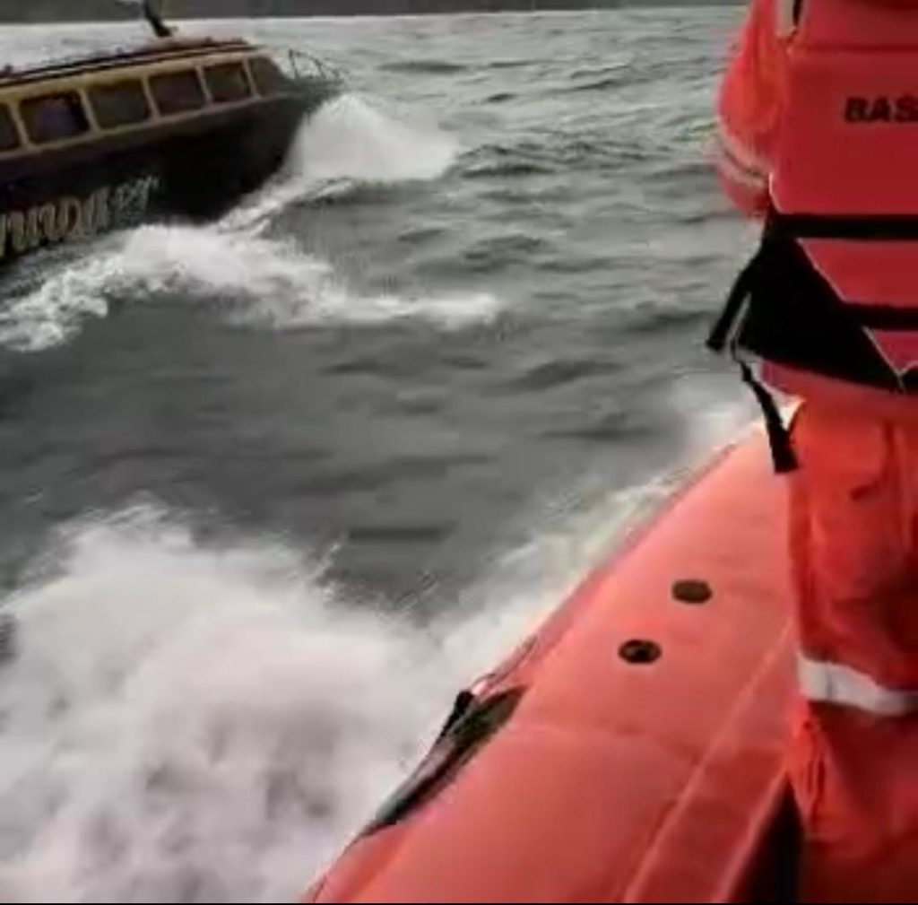 Diterjang Gelombang, Speed Boat Sofifi-Ternate Dikawal tim Basarnas ...